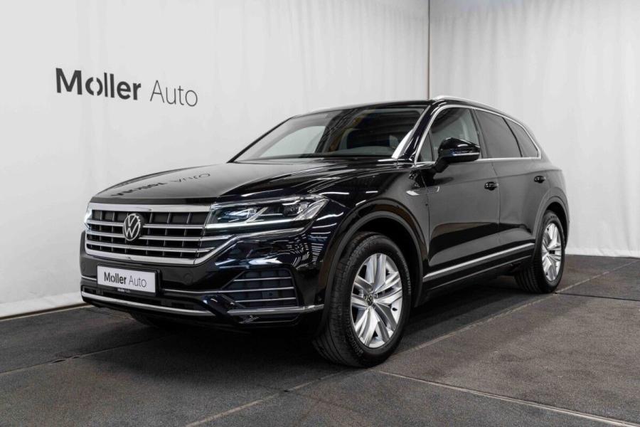 Black Volkswagen Touareg 2022 in Tallinn, with an engine capacity of 3.00 L and mileage of 107 thousand km for 43100 €, photo 1 on AUTOMOTO.COM.LV