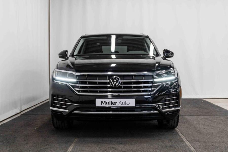 Black Volkswagen Touareg 2022 in Tallinn, with an engine capacity of 3.00 L and mileage of 107 thousand km for 43100 €, photo 3 on AUTOMOTO.COM.LV