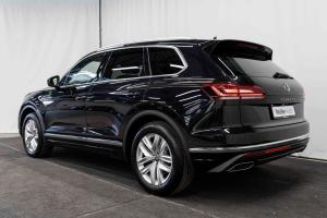Black Volkswagen Touareg 2022 in Tallinn, with an engine capacity of 3.00 L and mileage of 107 thousand km for 43100 €, photo 4 on AUTOMOTO.COM.LV