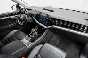 Black Volkswagen Touareg 2022 in Tallinn, with an engine capacity of 3.00 L and mileage of 107 thousand km for 43100 €, photo 8 on AUTOMOTO.COM.LV