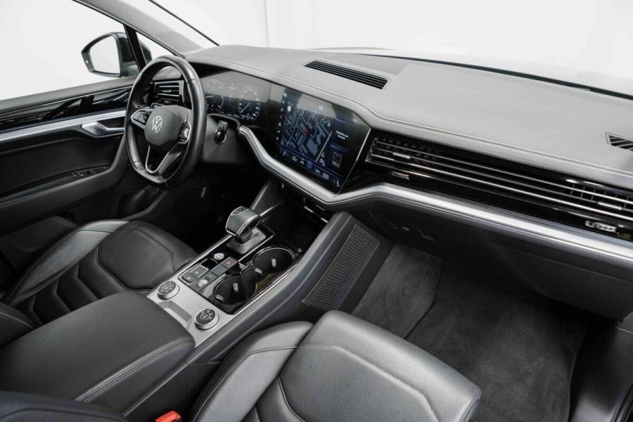 Black Volkswagen Touareg 2022 in Tallinn, with an engine capacity of 3.00 L and mileage of 107 thousand km for 43100 €, photo 8 on AUTOMOTO.COM.LV