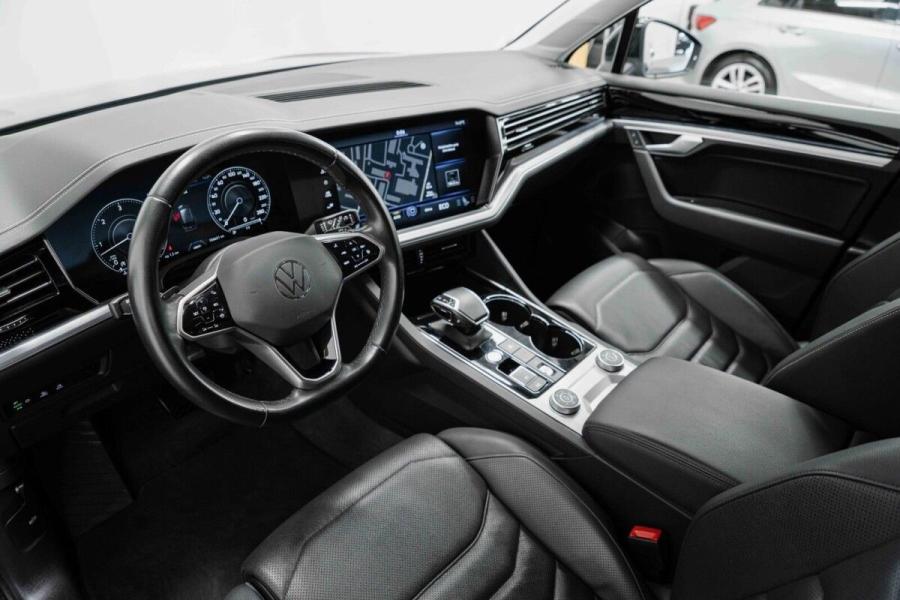 Black Volkswagen Touareg 2022 in Tallinn, with an engine capacity of 3.00 L and mileage of 107 thousand km for 43100 €, photo 9 on AUTOMOTO.COM.LV