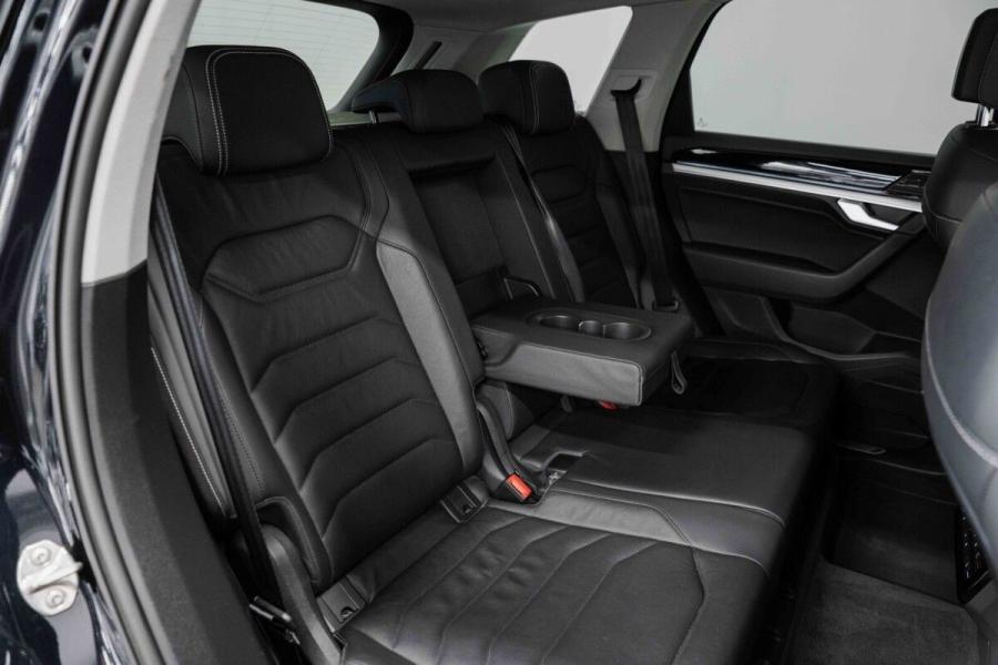 Black Volkswagen Touareg 2022 in Tallinn, with an engine capacity of 3.00 L and mileage of 107 thousand km for 43100 €, photo 14 on AUTOMOTO.COM.LV