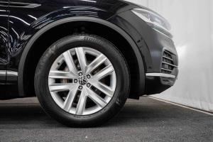 Black Volkswagen Touareg 2022 in Tallinn, with an engine capacity of 3.00 L and mileage of 107 thousand km for 43100 €, photo 17 on AUTOMOTO.COM.LV
