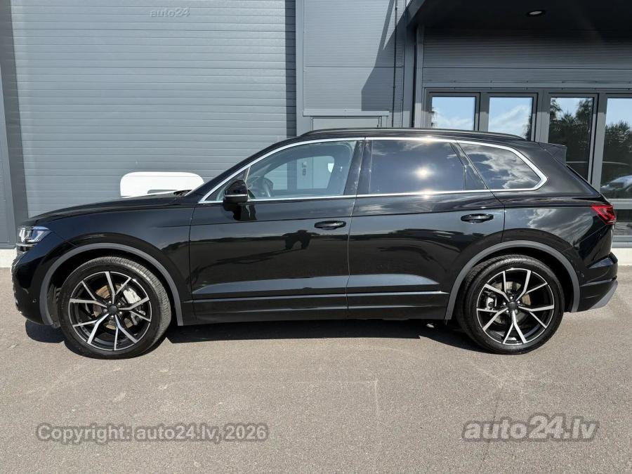 Black Volkswagen Touareg 2024 in Tallinn, with an engine capacity of 3.00 L and mileage of 0 thousand km for 59995 €, photo 4 on AUTOMOTO.COM.LV