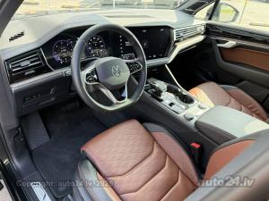 Black Volkswagen Touareg 2024 in Tallinn, with an engine capacity of 3.00 L and mileage of 0 thousand km for 59995 €, photo 10 on AUTOMOTO.COM.LV