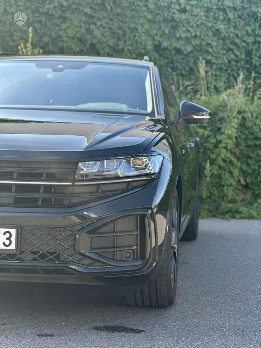 Melns Volkswagen Touareg 2025 Viļņa, ar dzinēja tilpumu 3.00 L un nobraukumu 18 tūkst. km par 69900 €, foto 4 vietnē AUTOMOTO.COM.LV
