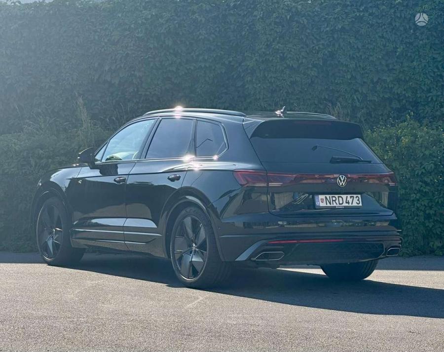 Melns Volkswagen Touareg 2025 Viļņa, ar dzinēja tilpumu 3.00 L un nobraukumu 18 tūkst. km par 69900 €, foto 10 vietnē AUTOMOTO.COM.LV