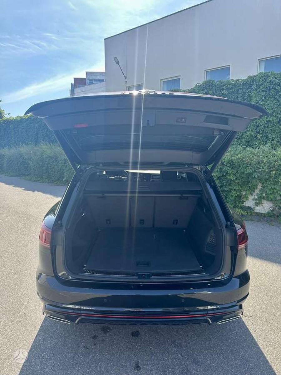 Melns Volkswagen Touareg 2025 Viļņa, ar dzinēja tilpumu 3.00 L un nobraukumu 18 tūkst. km par 69900 €, foto 12 vietnē AUTOMOTO.COM.LV