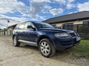 Zils Volkswagen Touareg 2003 Rīga, ar dzinēja tilpumu 2.50 L un nobraukumu 250 tūkst. km par 2650 €, foto  vietnē AUTOMOTO.COM.LV