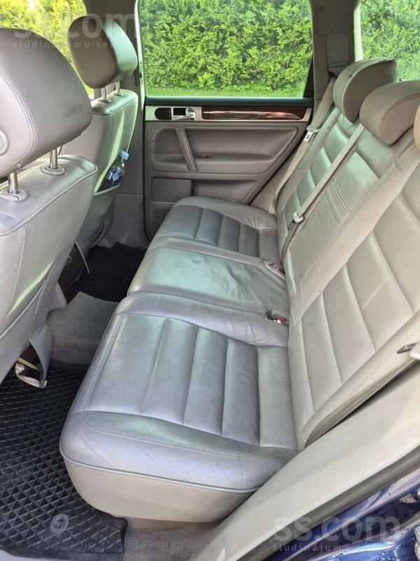 Zils Volkswagen Touareg 2003 Rīga, ar dzinēja tilpumu 2.50 L un nobraukumu 250 tūkst. km par 2650 €, foto 6 vietnē AUTOMOTO.COM.LV