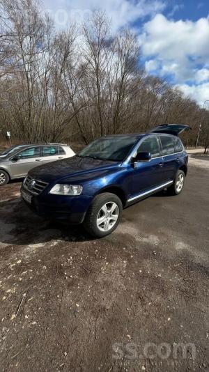 Blue Volkswagen Touareg 2004 in Riga, with an engine capacity of 2.50 L and mileage of 159 thousand km for 5750 €, photo 3 on AUTOMOTO.COM.LV