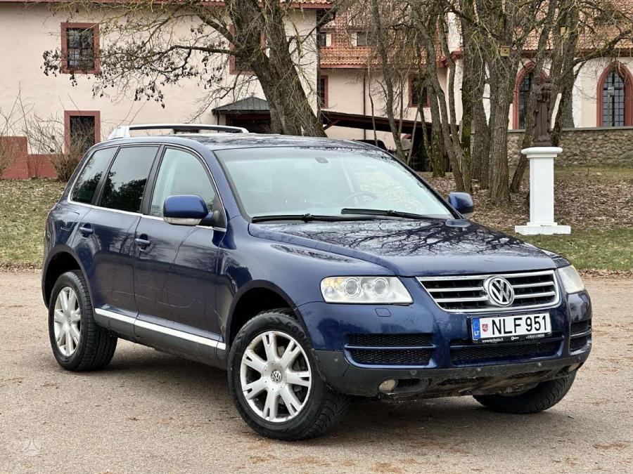 Blue Volkswagen Touareg 2004 in Vilnius, with an engine capacity of 3.19 L and mileage of 380 thousand km for 1999 €, photo 1 on AUTOMOTO.COM.LV