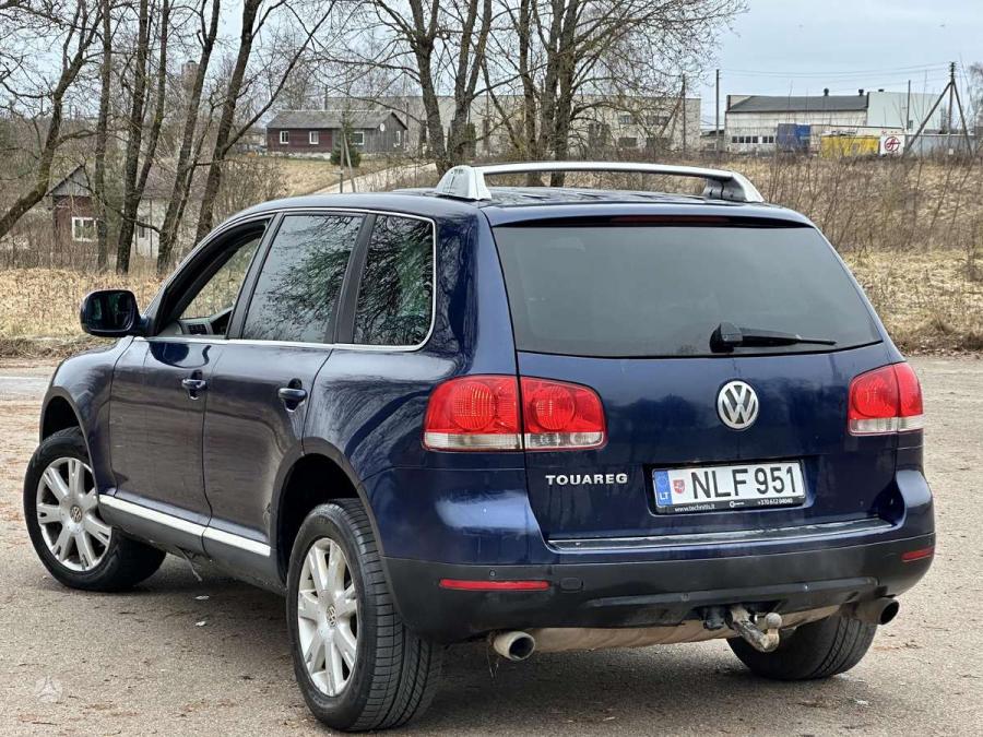 Blue Volkswagen Touareg 2004 in Vilnius, with an engine capacity of 3.19 L and mileage of 380 thousand km for 1999 €, photo 5 on AUTOMOTO.COM.LV