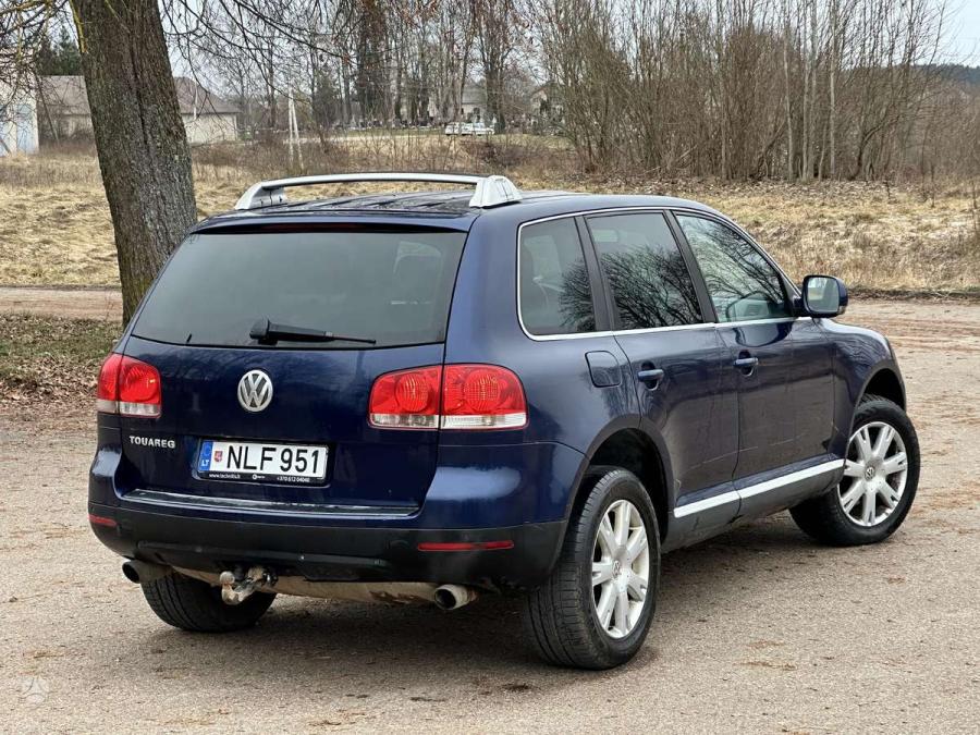 Blue Volkswagen Touareg 2004 in Vilnius, with an engine capacity of 3.19 L and mileage of 380 thousand km for 1999 €, photo 7 on AUTOMOTO.COM.LV