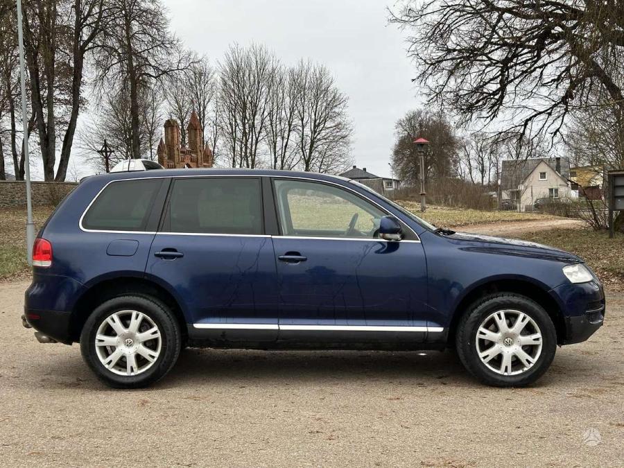 Blue Volkswagen Touareg 2004 in Vilnius, with an engine capacity of 3.19 L and mileage of 380 thousand km for 1999 €, photo 9 on AUTOMOTO.COM.LV