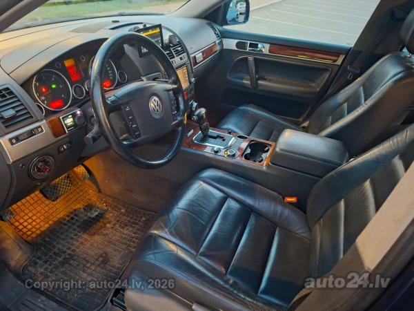 Blue Volkswagen Touareg 2004 in Tallinn, with an engine capacity of 2.50 L and mileage of 281 thousand km for 2499 €, photo 8 on AUTOMOTO.COM.LV