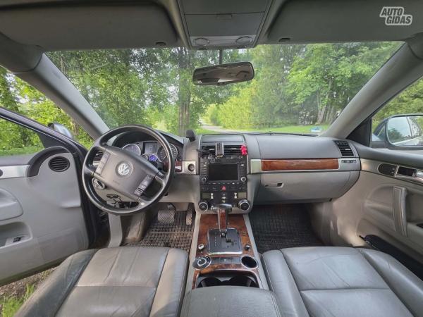Blue Volkswagen Touareg 2004 in Utena, with an engine capacity of 3.00 L and mileage of 291 thousand km for 2800 €, photo 7 on AUTOMOTO.COM.LV
