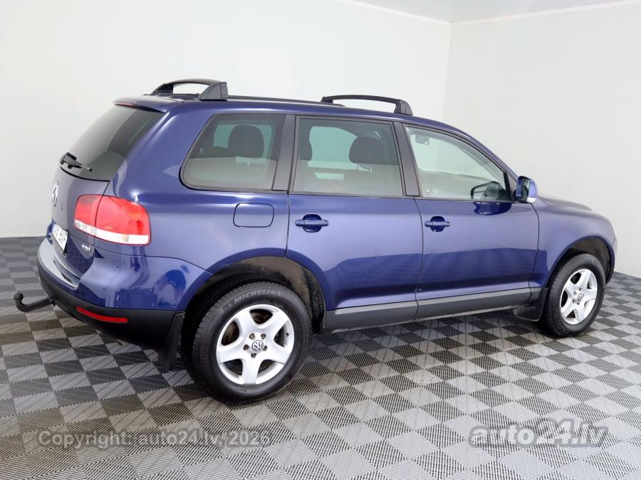 Blue Volkswagen Touareg 2005 in Tallinn, with an engine capacity of 2.50 L and mileage of 369 thousand km for 2199 €, photo 4 on AUTOMOTO.COM.LV