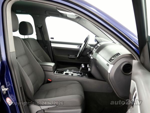 Zils Volkswagen Touareg 2005 Tallina, ar dzinēja tilpumu 2.50 L un nobraukumu 369 tūkst. km par 2199 €, foto 6 vietnē AUTOMOTO.COM.LV