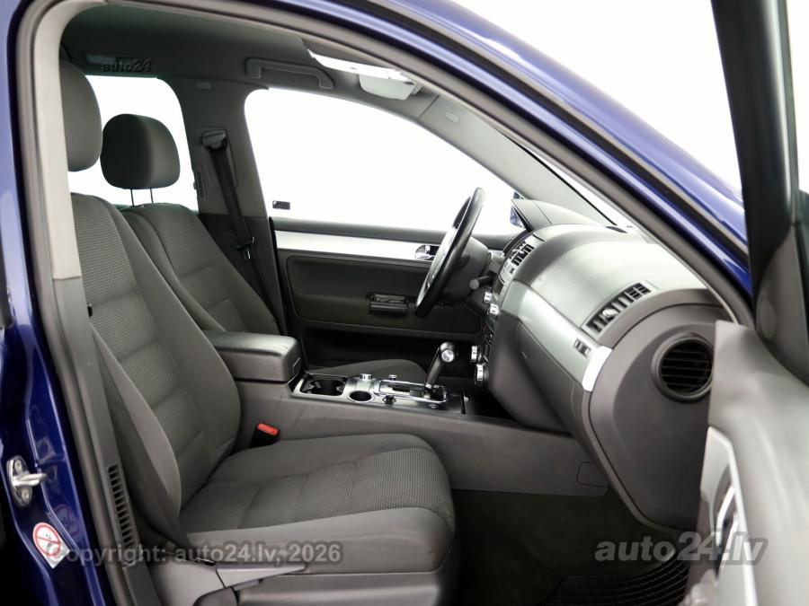 Blue Volkswagen Touareg 2005 in Tallinn, with an engine capacity of 2.50 L and mileage of 369 thousand km for 2199 €, photo 7 on AUTOMOTO.COM.LV