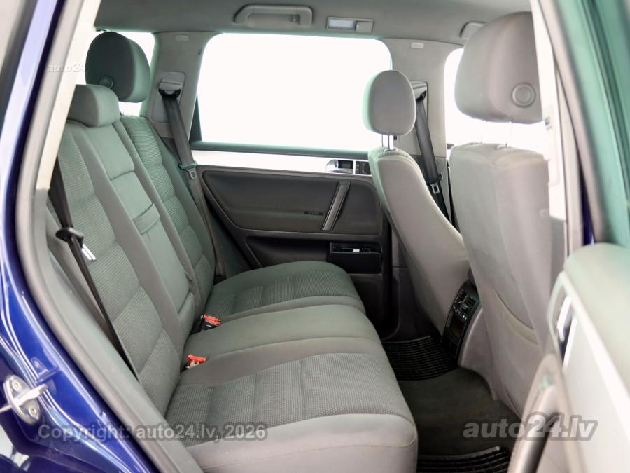 Blue Volkswagen Touareg 2005 in Tallinn, with an engine capacity of 2.50 L and mileage of 369 thousand km for 2199 €, photo 8 on AUTOMOTO.COM.LV