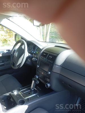 Blue Volkswagen Touareg 2006 in Riga, with an engine capacity of 2.50 L and mileage of 386 thousand km for 4100 €, photo 7 on AUTOMOTO.COM.LV