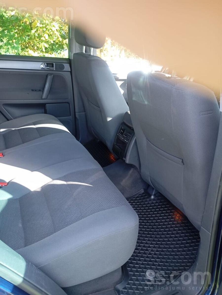 Blue Volkswagen Touareg 2006 in Riga, with an engine capacity of 2.50 L and mileage of 386 thousand km for 4100 €, photo 19 on AUTOMOTO.COM.LV