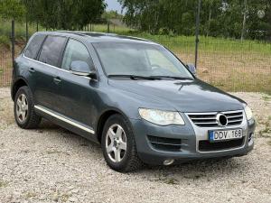 Zils Volkswagen Touareg 2007 Viļņa, ar dzinēja tilpumu 2.97 L un nobraukumu 380 tūkst. km par 2200 €, foto  vietnē AUTOMOTO.COM.LV