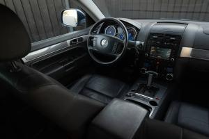 Blue Volkswagen Touareg 2007 in Jelgava, with an engine capacity of 3.00 L and mileage of 332 thousand km for 5900 €, photo 8 on AUTOMOTO.COM.LV