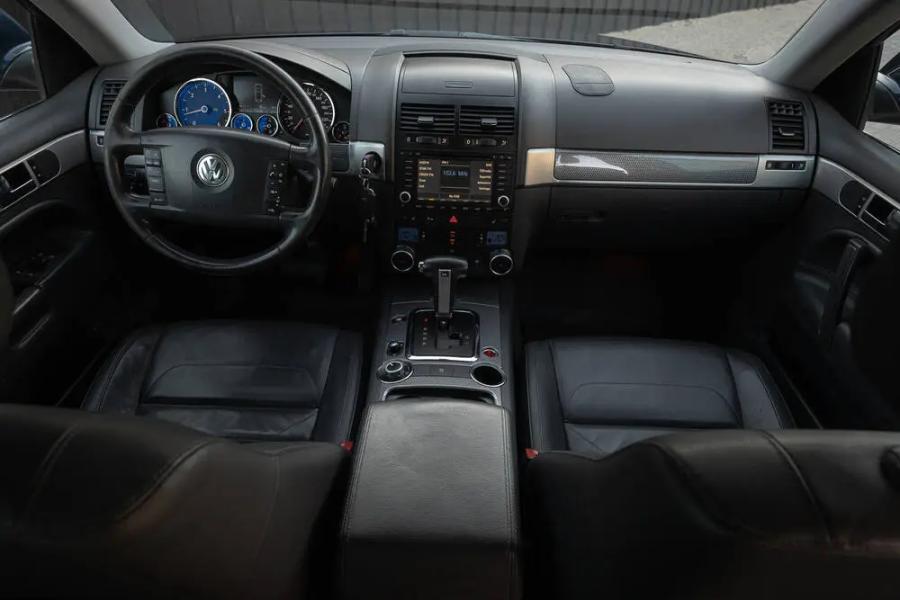 Blue Volkswagen Touareg 2007 in Jelgava, with an engine capacity of 3.00 L and mileage of 332 thousand km for 5900 €, photo 9 on AUTOMOTO.COM.LV