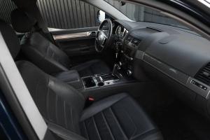 Blue Volkswagen Touareg 2007 in Jelgava, with an engine capacity of 3.00 L and mileage of 332 thousand km for 5900 €, photo 11 on AUTOMOTO.COM.LV