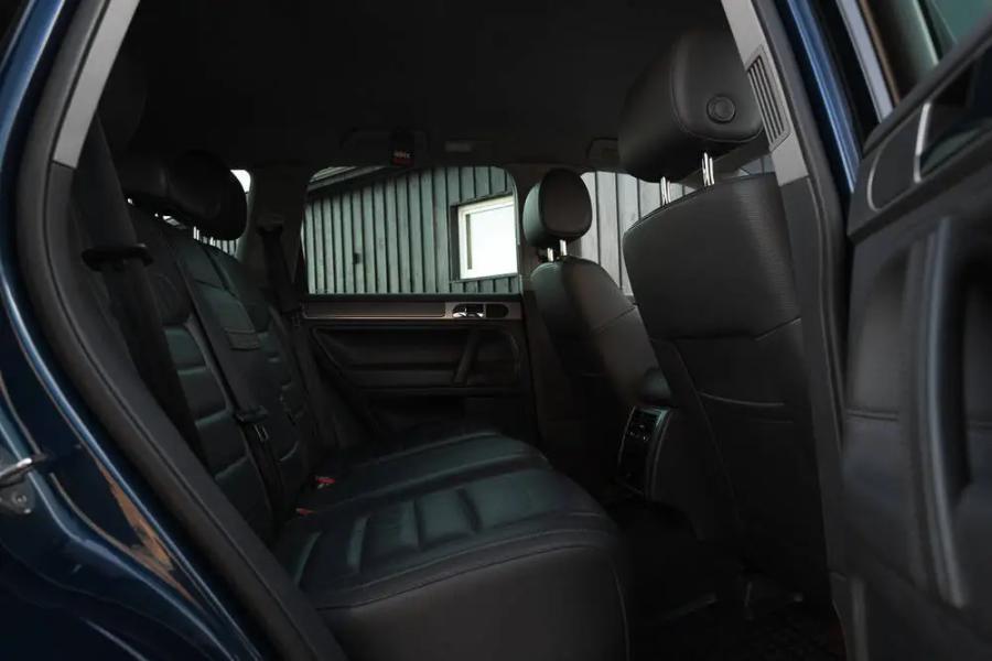 Blue Volkswagen Touareg 2007 in Jelgava, with an engine capacity of 3.00 L and mileage of 332 thousand km for 5900 €, photo 12 on AUTOMOTO.COM.LV