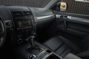 Blue Volkswagen Touareg 2007 in Jelgava, with an engine capacity of 3.00 L and mileage of 332 thousand km for 5900 €, photo 14 on AUTOMOTO.COM.LV