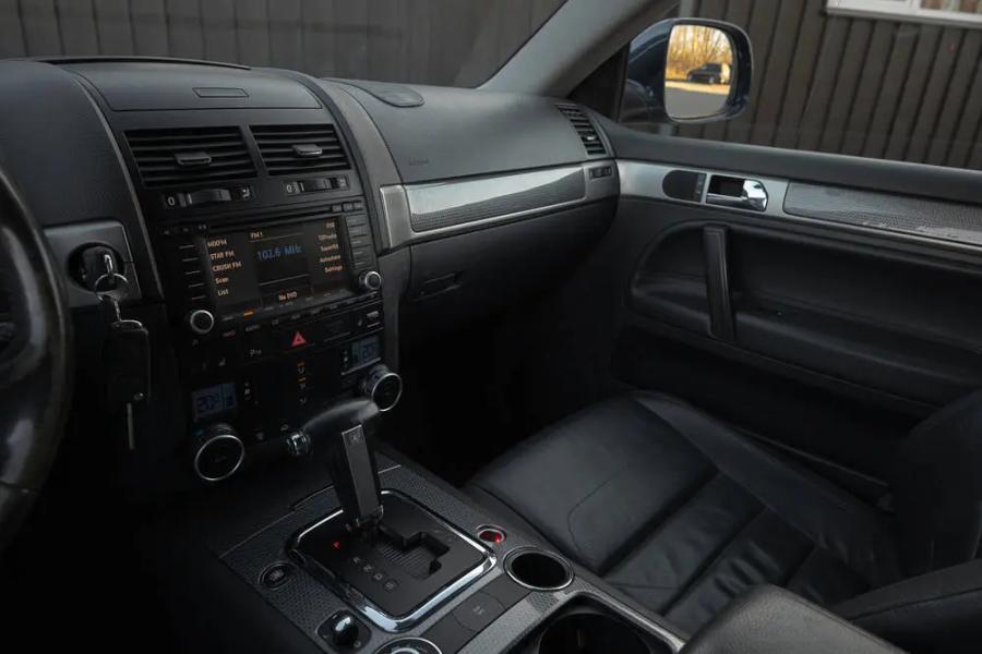 Blue Volkswagen Touareg 2007 in Jelgava, with an engine capacity of 3.00 L and mileage of 332 thousand km for 5900 €, photo 14 on AUTOMOTO.COM.LV