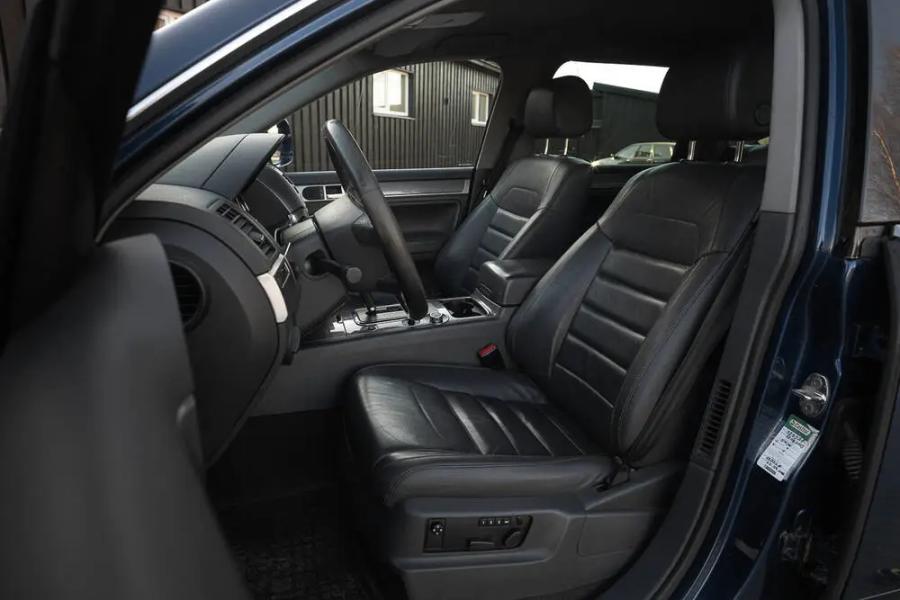 Blue Volkswagen Touareg 2007 in Jelgava, with an engine capacity of 3.00 L and mileage of 332 thousand km for 5900 €, photo 18 on AUTOMOTO.COM.LV