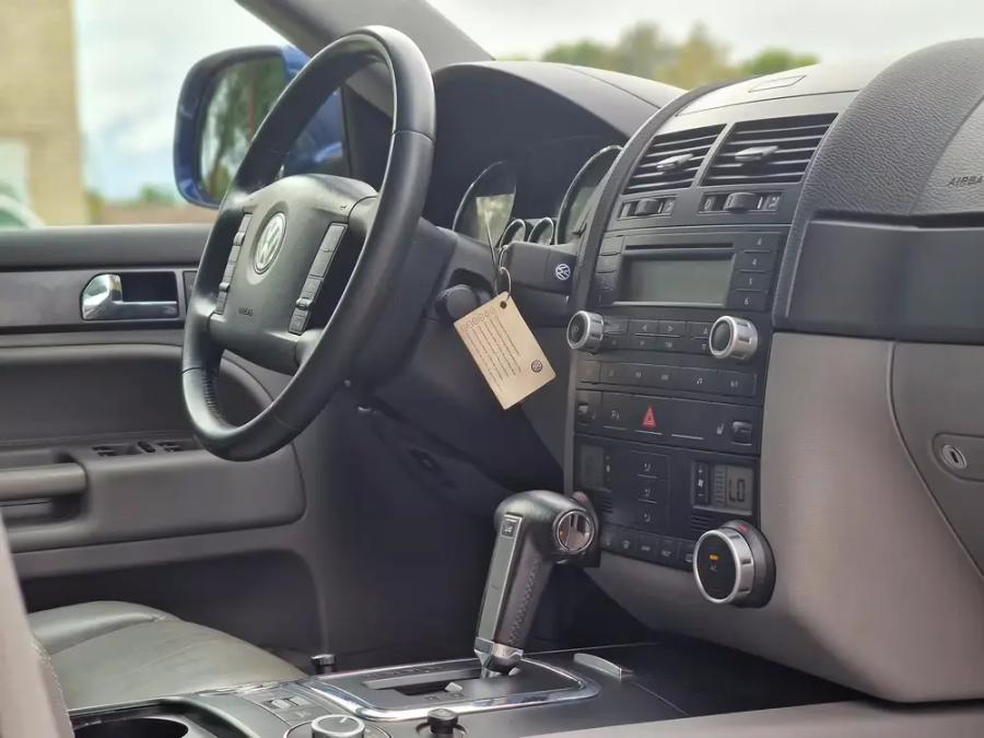 Blue Volkswagen Touareg 2008 in Grobiņa, with an engine capacity of 3.00 L and mileage of 436 thousand km for 4750 €, photo 12 on AUTOMOTO.COM.LV