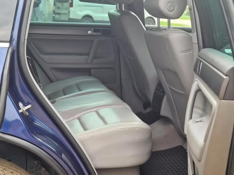 Blue Volkswagen Touareg 2008 in Grobiņa, with an engine capacity of 3.00 L and mileage of 436 thousand km for 4750 €, photo 13 on AUTOMOTO.COM.LV
