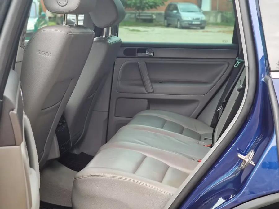 Blue Volkswagen Touareg 2008 in Grobiņa, with an engine capacity of 3.00 L and mileage of 436 thousand km for 4750 €, photo 14 on AUTOMOTO.COM.LV