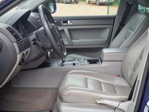 Blue Volkswagen Touareg 2008 in Grobiņa, with an engine capacity of 3.00 L and mileage of 436 thousand km for 4750 €, photo 18 on AUTOMOTO.COM.LV