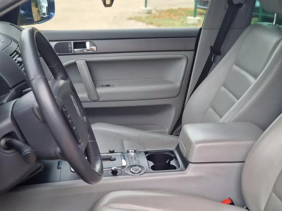 Blue Volkswagen Touareg 2008 in Grobiņa, with an engine capacity of 3.00 L and mileage of 436 thousand km for 4750 €, photo 19 on AUTOMOTO.COM.LV
