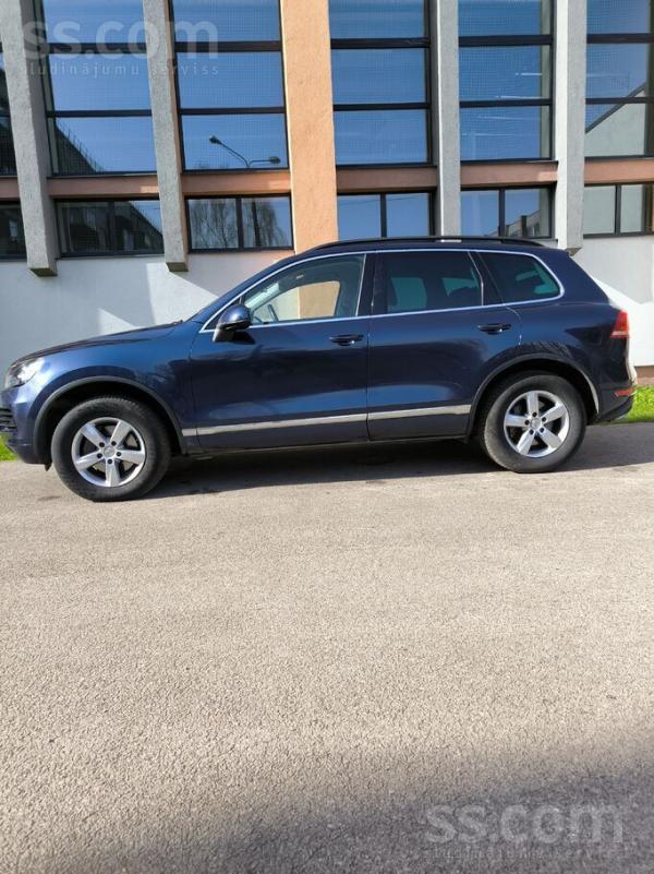 Blue Volkswagen Touareg 2011 in Riga, with an engine capacity of 3.00 L and mileage of 293 thousand km for 10990 €, photo 2 on AUTOMOTO.COM.LV