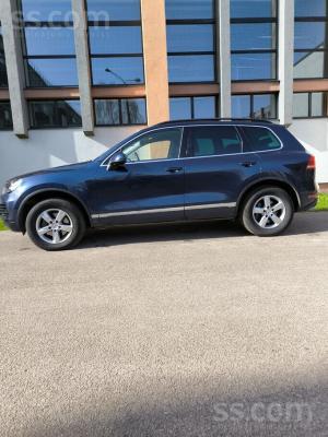Blue Volkswagen Touareg 2011 in Riga, with an engine capacity of 3.00 L and mileage of 293 thousand km for 10990 €, photo 2 on AUTOMOTO.COM.LV