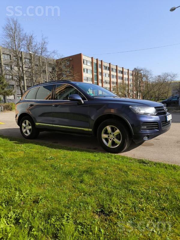 Blue Volkswagen Touareg 2011 in Riga, with an engine capacity of 3.00 L and mileage of 293 thousand km for 10990 €, photo 3 on AUTOMOTO.COM.LV