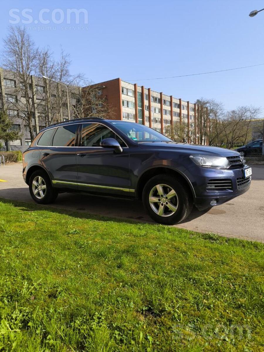 Blue Volkswagen Touareg 2011 in Riga, with an engine capacity of 3.00 L and mileage of 293 thousand km for 10990 €, photo 3 on AUTOMOTO.COM.LV
