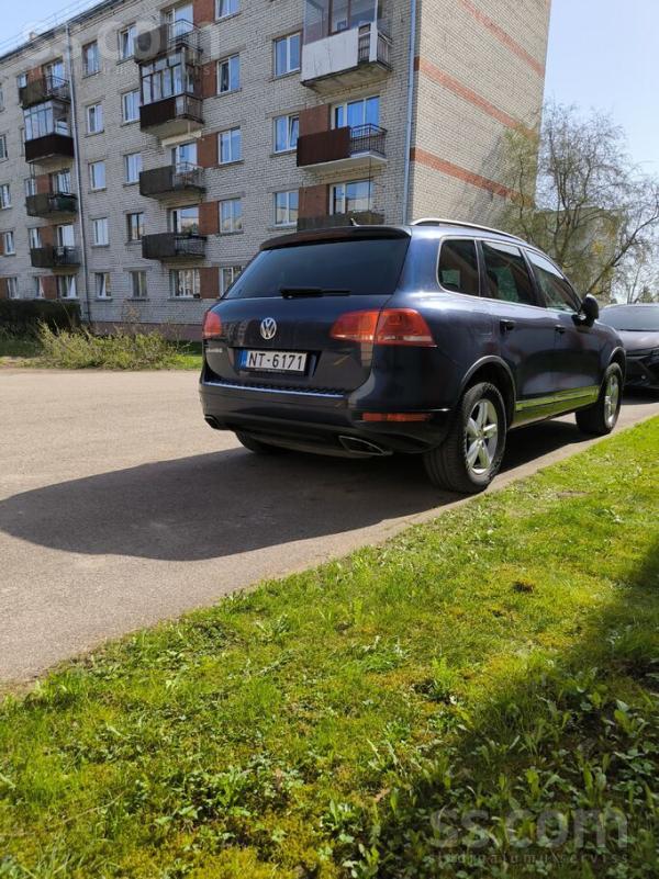 Blue Volkswagen Touareg 2011 in Riga, with an engine capacity of 3.00 L and mileage of 293 thousand km for 10990 €, photo 4 on AUTOMOTO.COM.LV