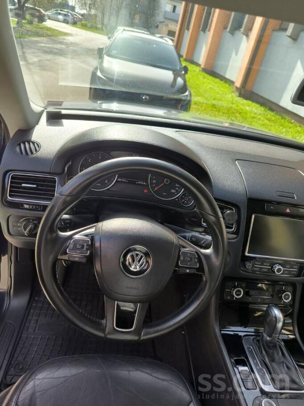 Blue Volkswagen Touareg 2011 in Riga, with an engine capacity of 3.00 L and mileage of 293 thousand km for 10990 €, photo 8 on AUTOMOTO.COM.LV