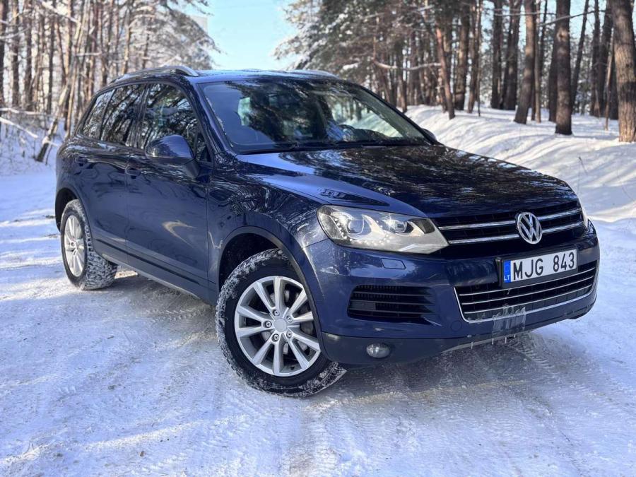 Blue Volkswagen Touareg 2011 in Vilnius, with an engine capacity of 3.00 L and mileage of 350 thousand km for 7899 €, photo 1 on AUTOMOTO.COM.LV