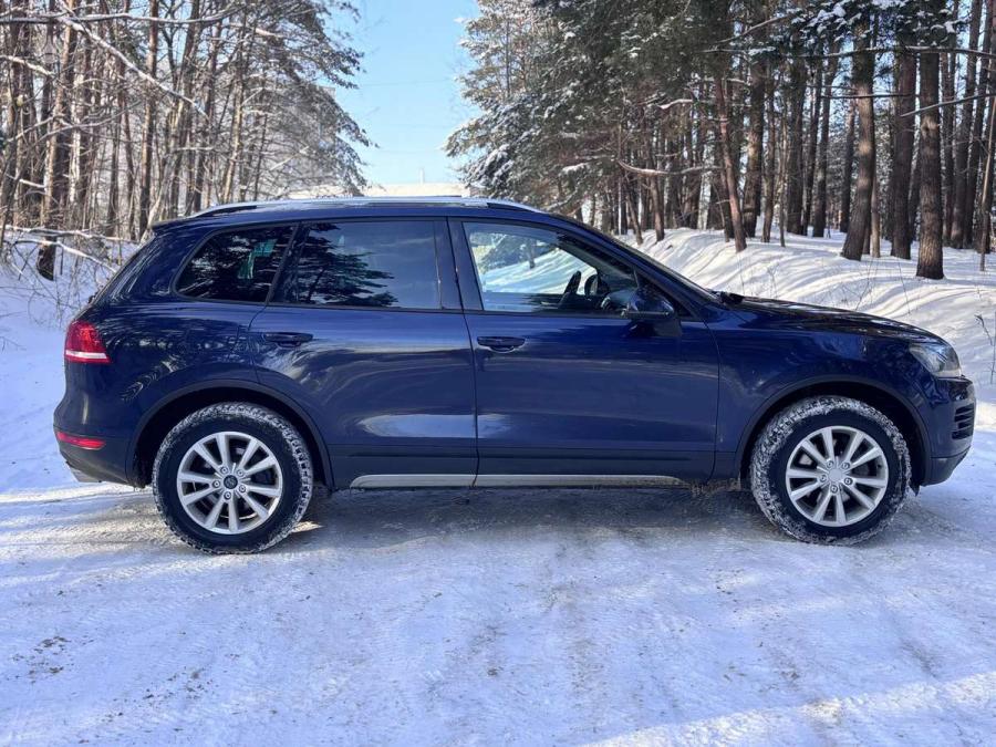 Blue Volkswagen Touareg 2011 in Vilnius, with an engine capacity of 3.00 L and mileage of 350 thousand km for 7899 €, photo 4 on AUTOMOTO.COM.LV