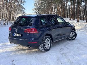 Blue Volkswagen Touareg 2011 in Vilnius, with an engine capacity of 3.00 L and mileage of 350 thousand km for 7899 €, photo 6 on AUTOMOTO.COM.LV